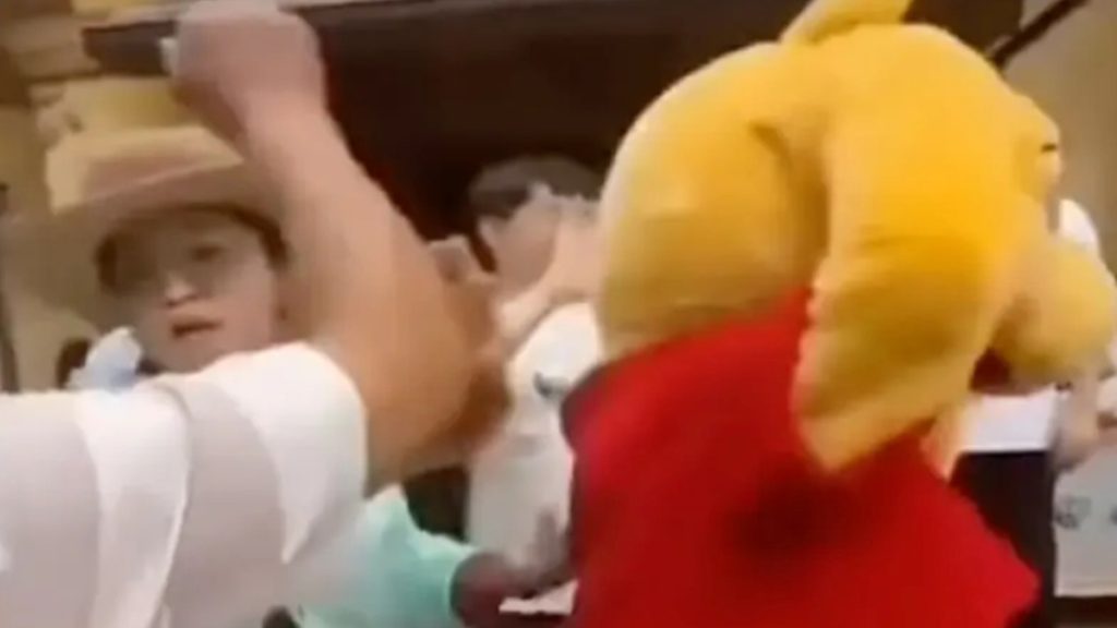 Hombre ataca a botarga de Winnie the Pooh en parque de diversiones ...